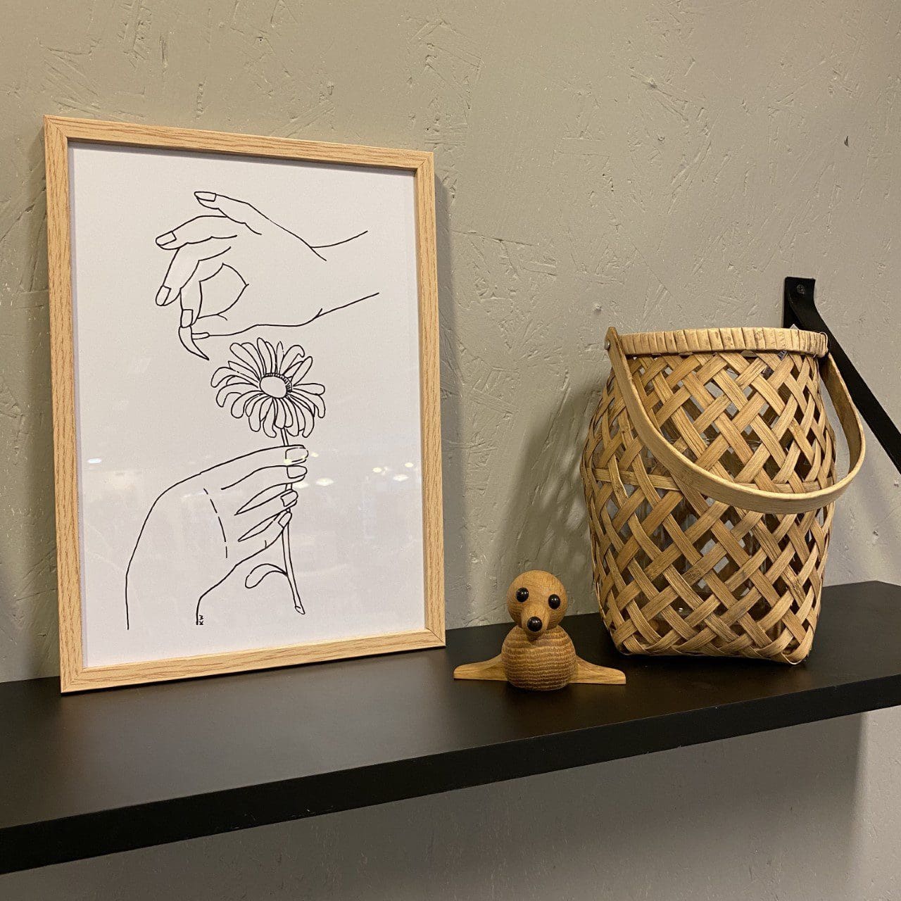 KWeihe Art Plakat – Hendur við blómu A4 – Berglon